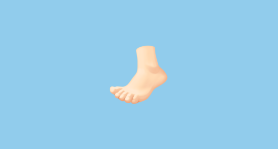 🦶🏻 Pé: Pele Clara Emoji on Facebook 4.0